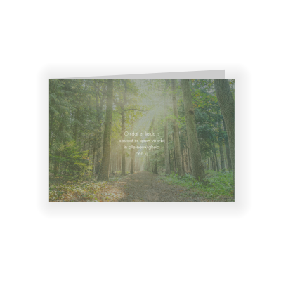 Rouwkaart met foto van een bospad met mooi gedicht